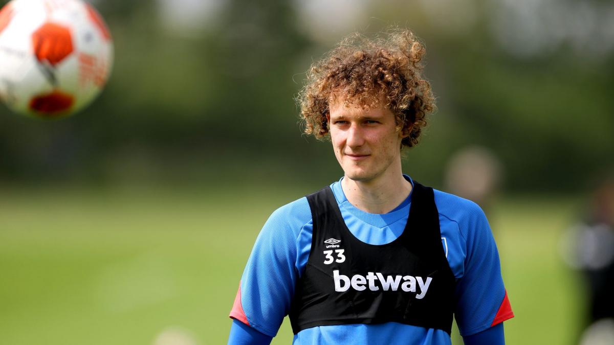 El Schalke presenta a Alex Král