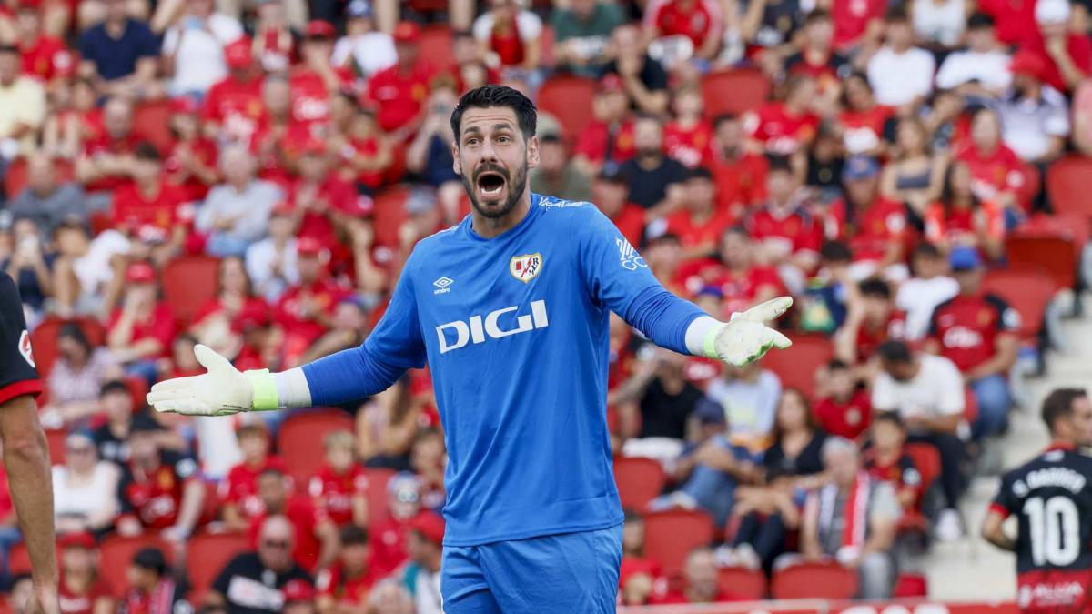 Augusto Batalla deja la pelota en el tejado del Rayo Vallecano