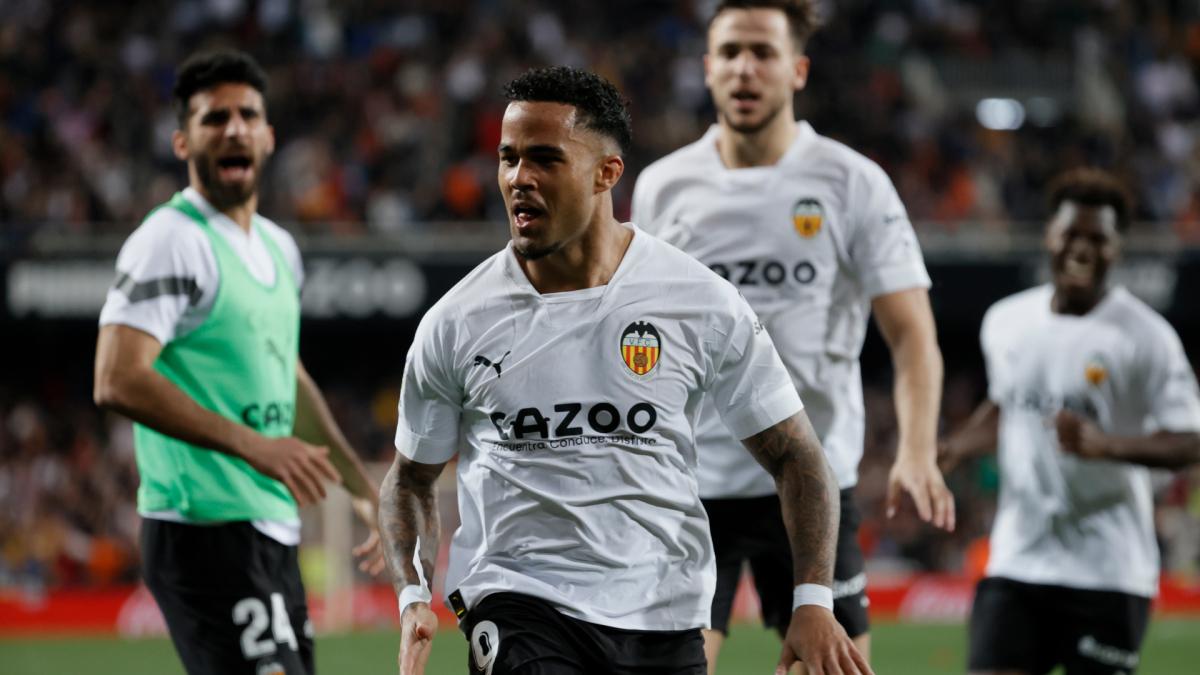 Liga | Justin Kluivert mantiene con vida al Valencia