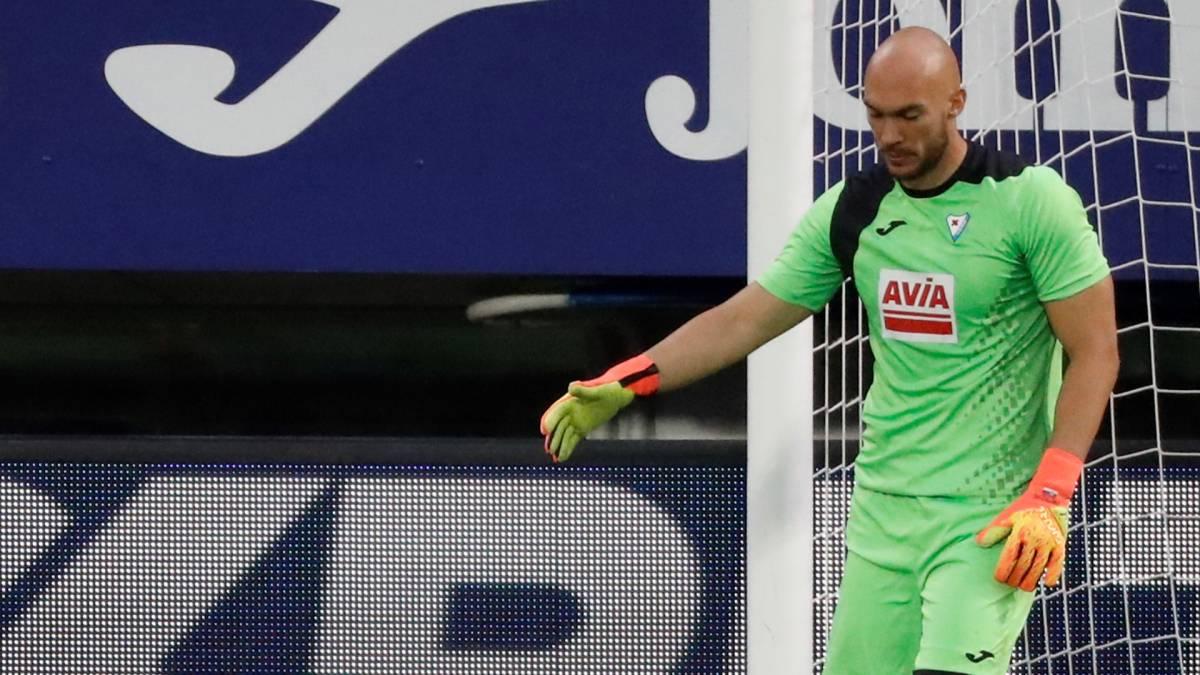 Marko Dmitrovic ya escucha ofertas