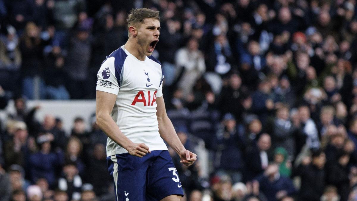 El Tottenham responde al FC Barcelona por Micky van de Ven