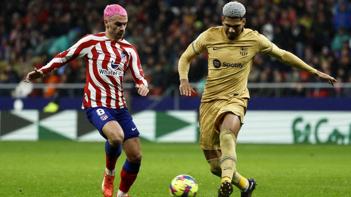 Ronald Araujo tiende la mano a Lionel Messi