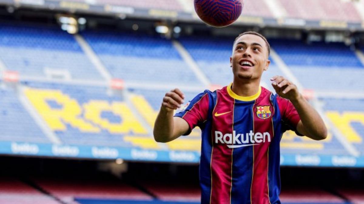 El FC Barcelona presenta a Sergiño Dest en sociedad