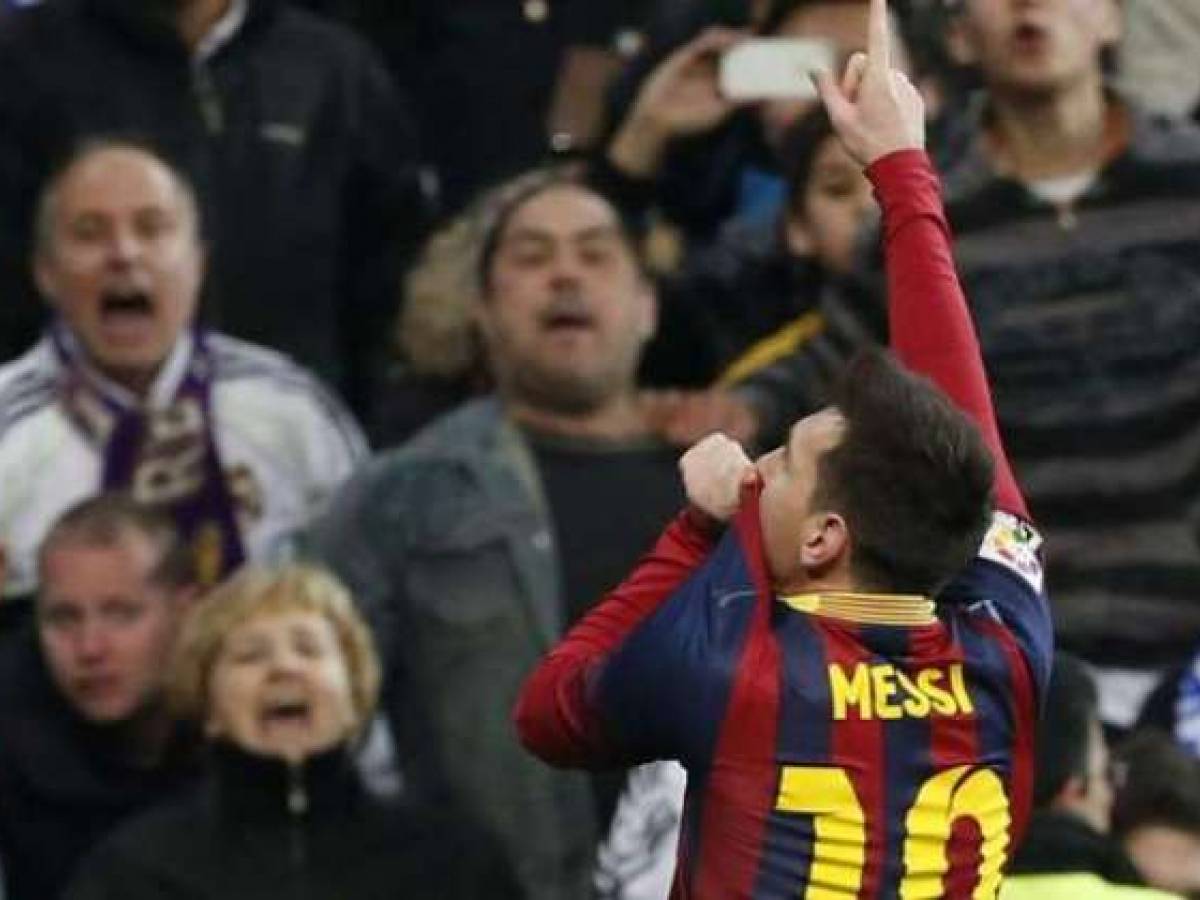 Messi Besando El Logo Del Barca